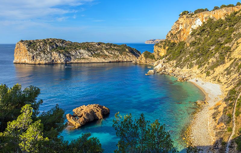 Cala Moraig y la Cueva de los Arcos